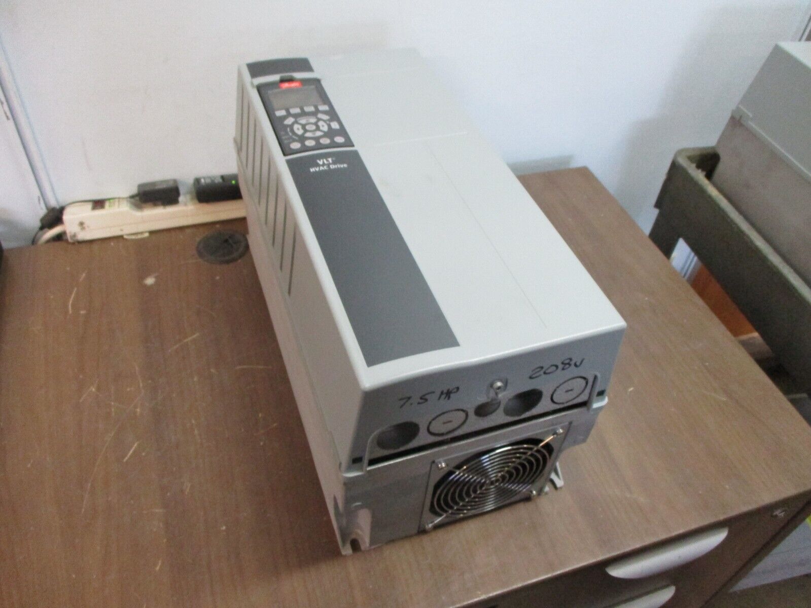 Danfoss VLT AC Drive 131B9877 7.5HP 3Ph w/ Keypad Used